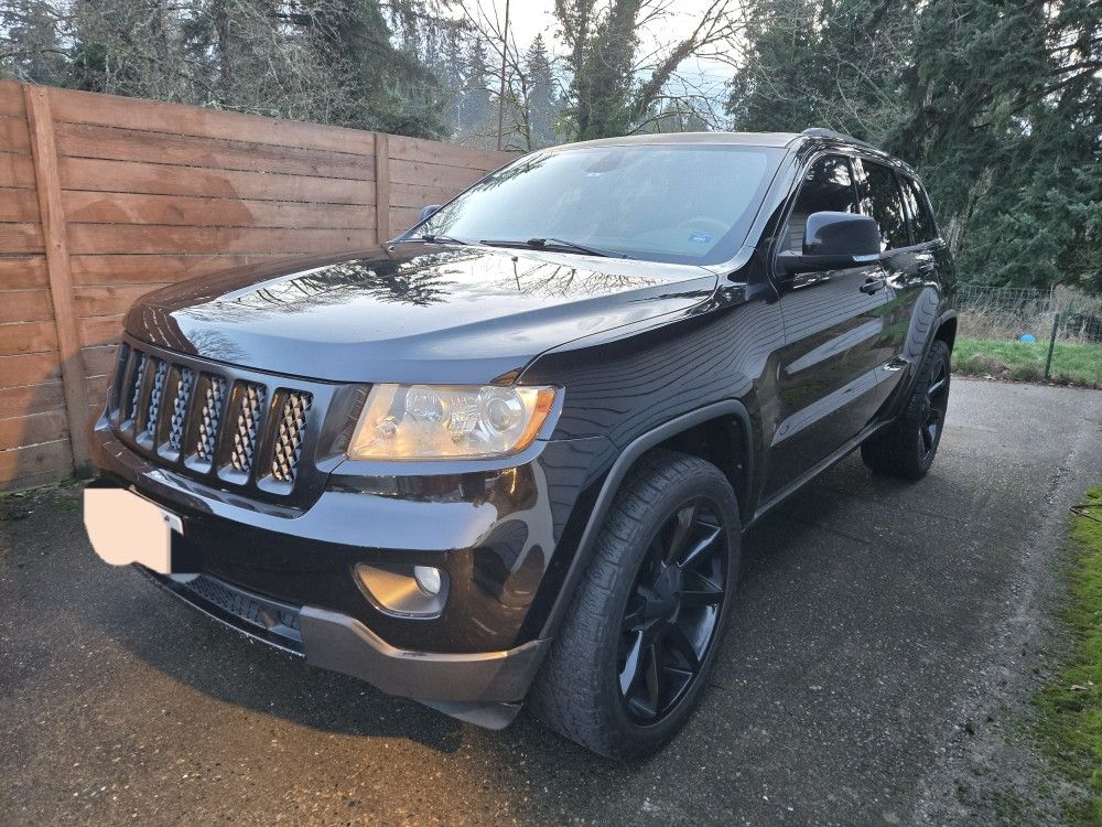 Blacked-Out HEMI Overland | 5.7 V8 | Air Suspension | Sounds Mean for ...