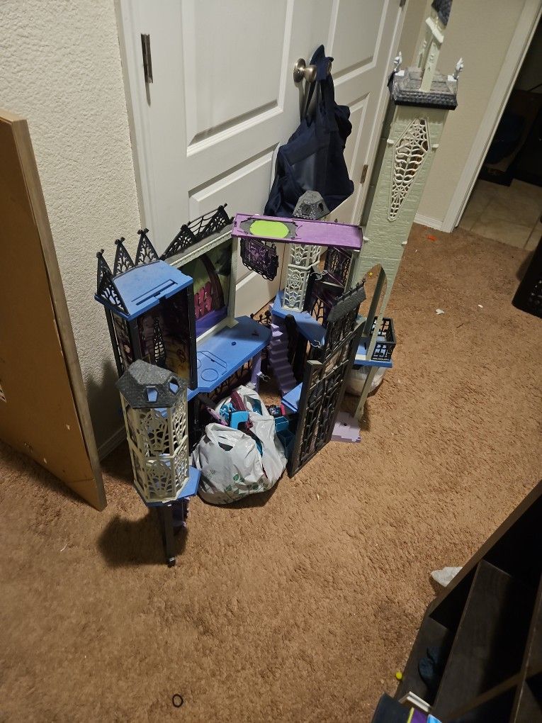 Monster High Castle for Sale in Albuquerque, NM - OfferUp