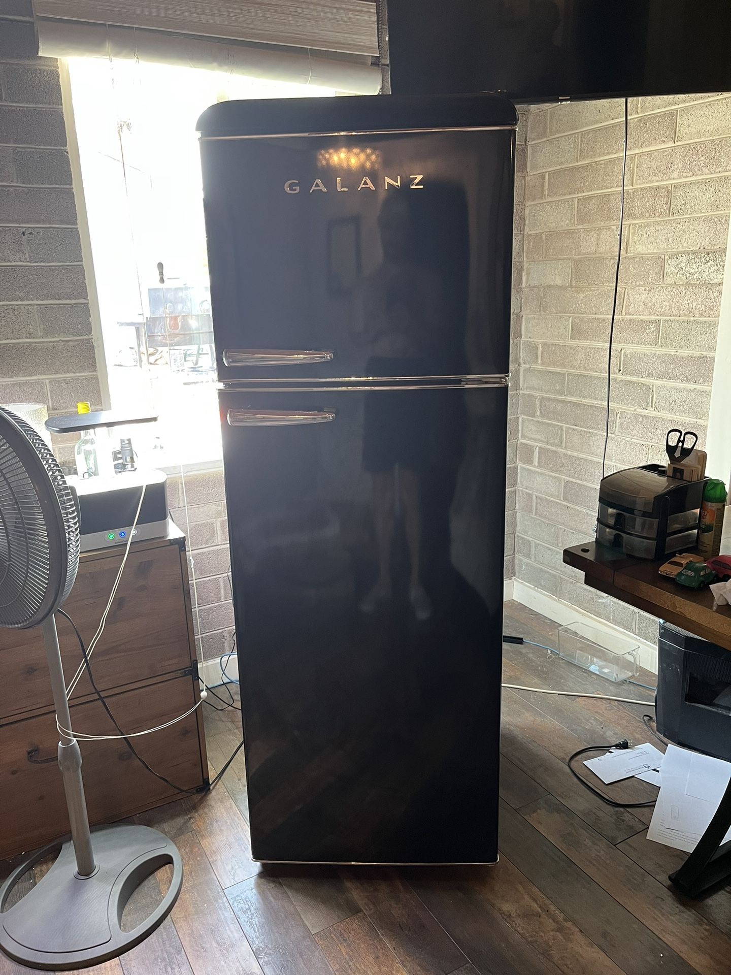 Galanz GLR12TBKEFR Refrigerator Dual Door Fridge Adjustable Electrical Thermostat Control with Top Mount Freezer Compartment Retro Black 12.0 Cu F for Sale in Phoenix AZ OfferUp