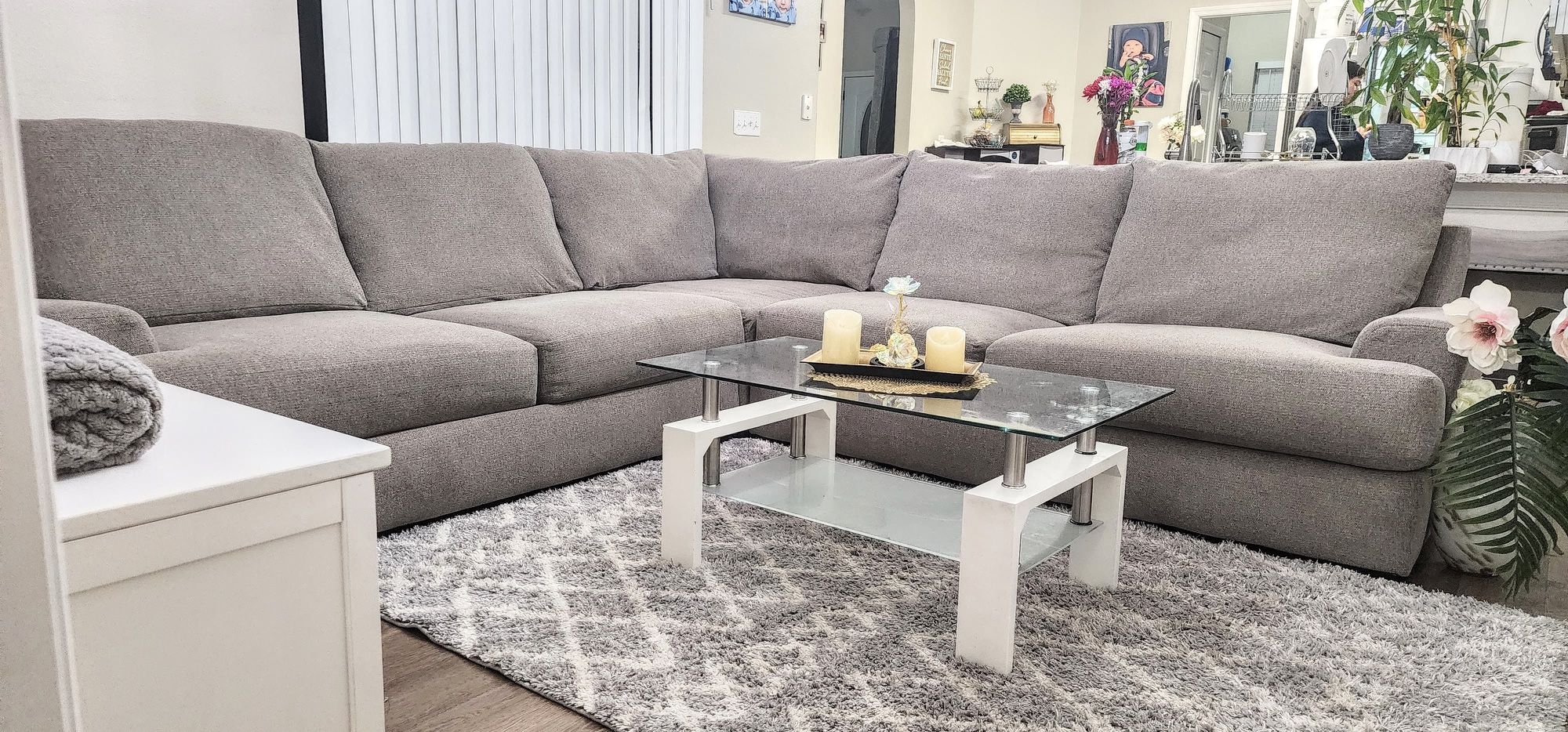 FREE DELIVERY EXTRA LARGE LIGHT GREY BROYHILL SECTIONAL for Sale in Kissimmee, FL - OfferUp