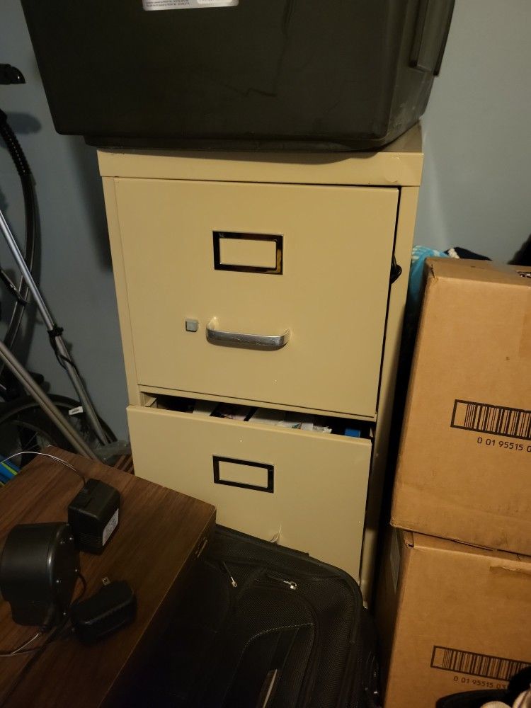 FREE METAL Filing Cabinet for Sale in Miami, FL - OfferUp