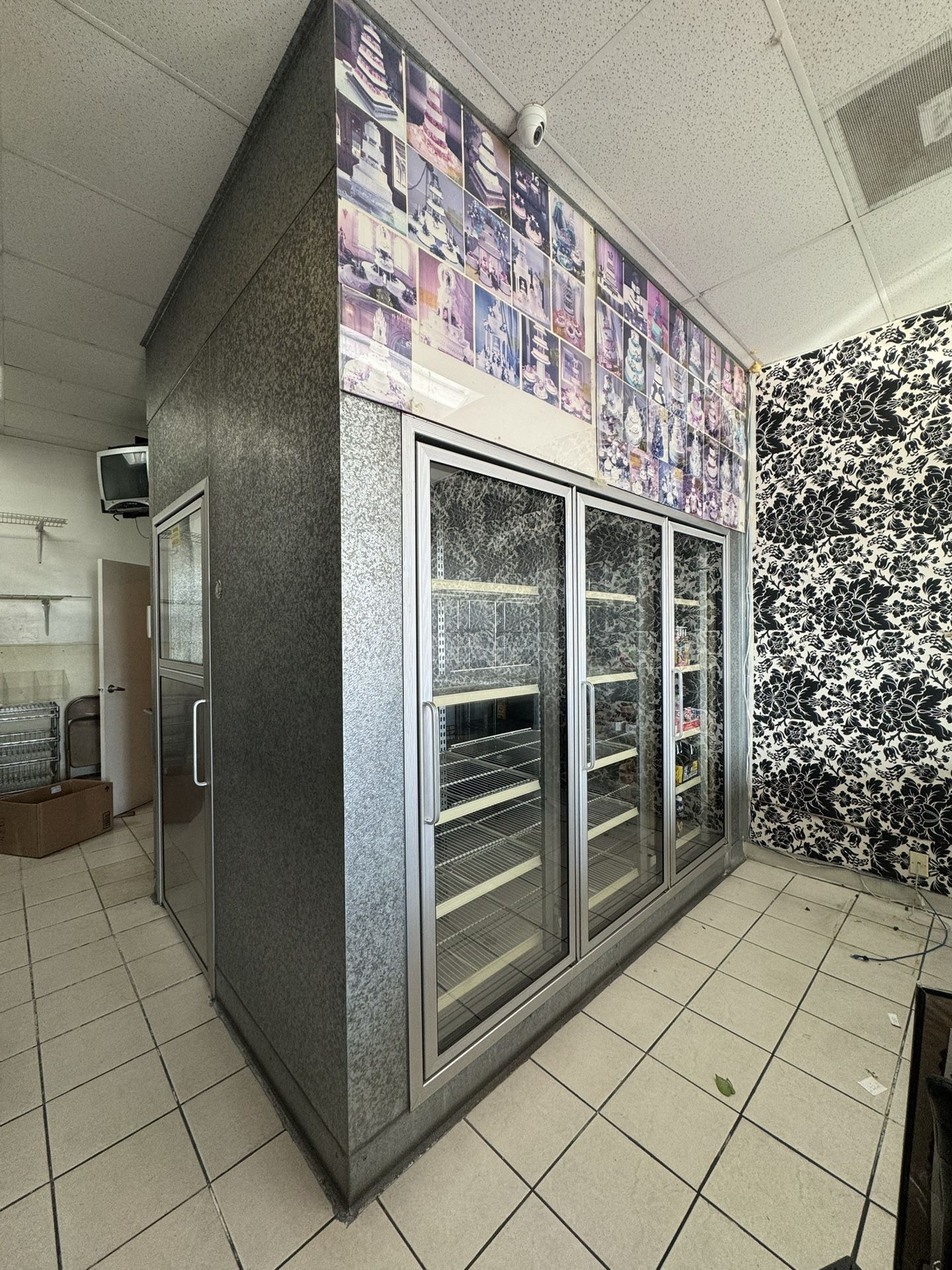 Commercial Walk-In Refrigerator Cooler (9’ x 7’) – Glass Display Doors ...