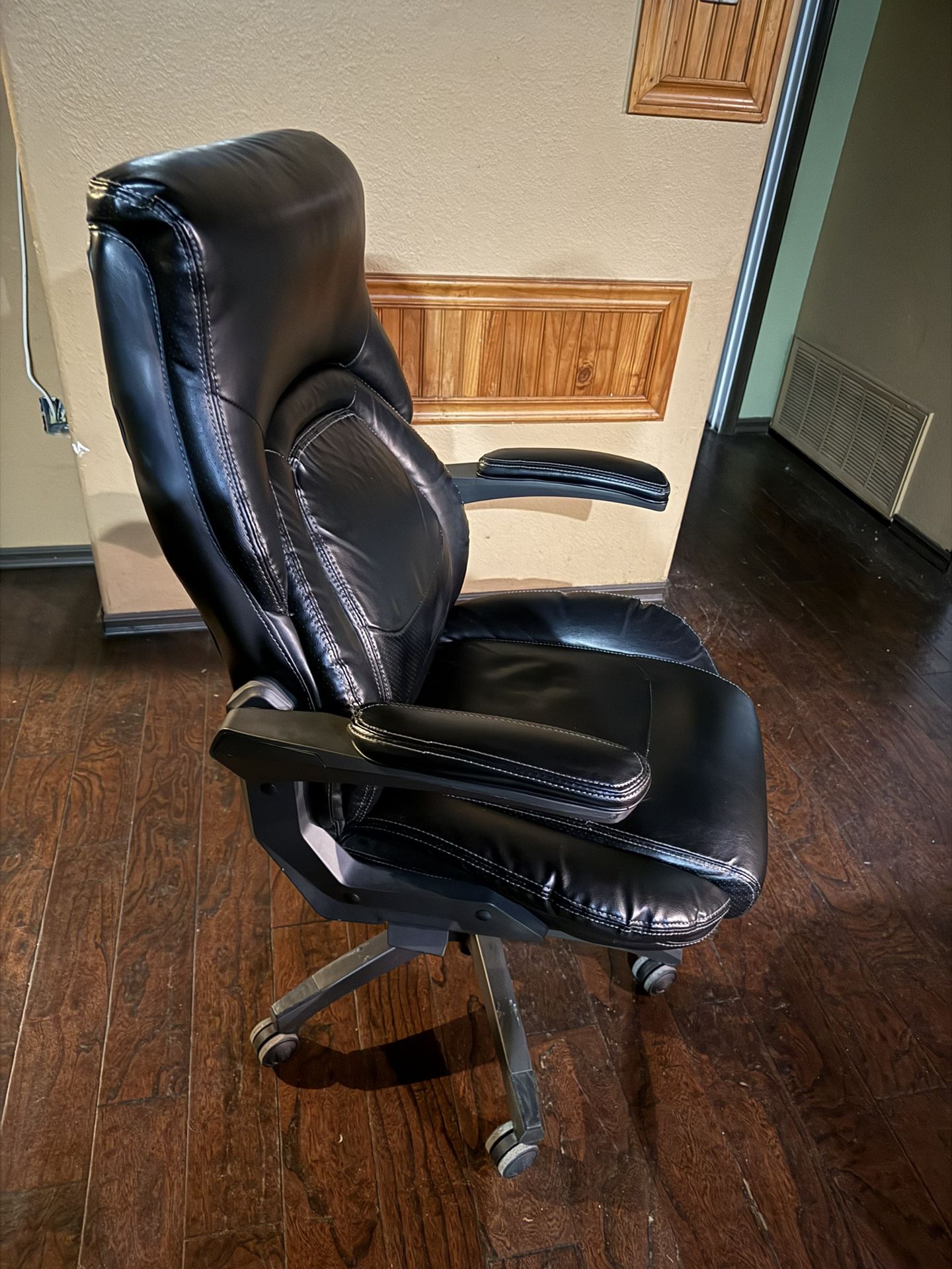 Black Leather Roller Chair for Sale in San Diego, CA - OfferUp