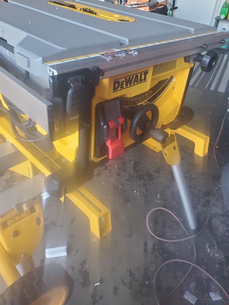 Dewalt 8 1 4 Table Saw Whith Folding Stand Tools Machinery