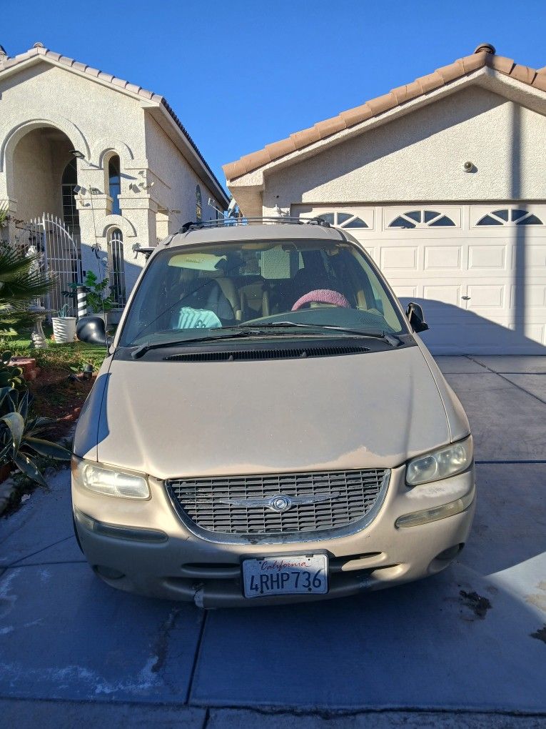 2000 TOWN & County MINIVAN for Sale in Las Vegas, NV - OfferUp