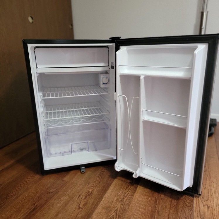 Used GE General Electric Mini Fridge In Great Working Condition for ...