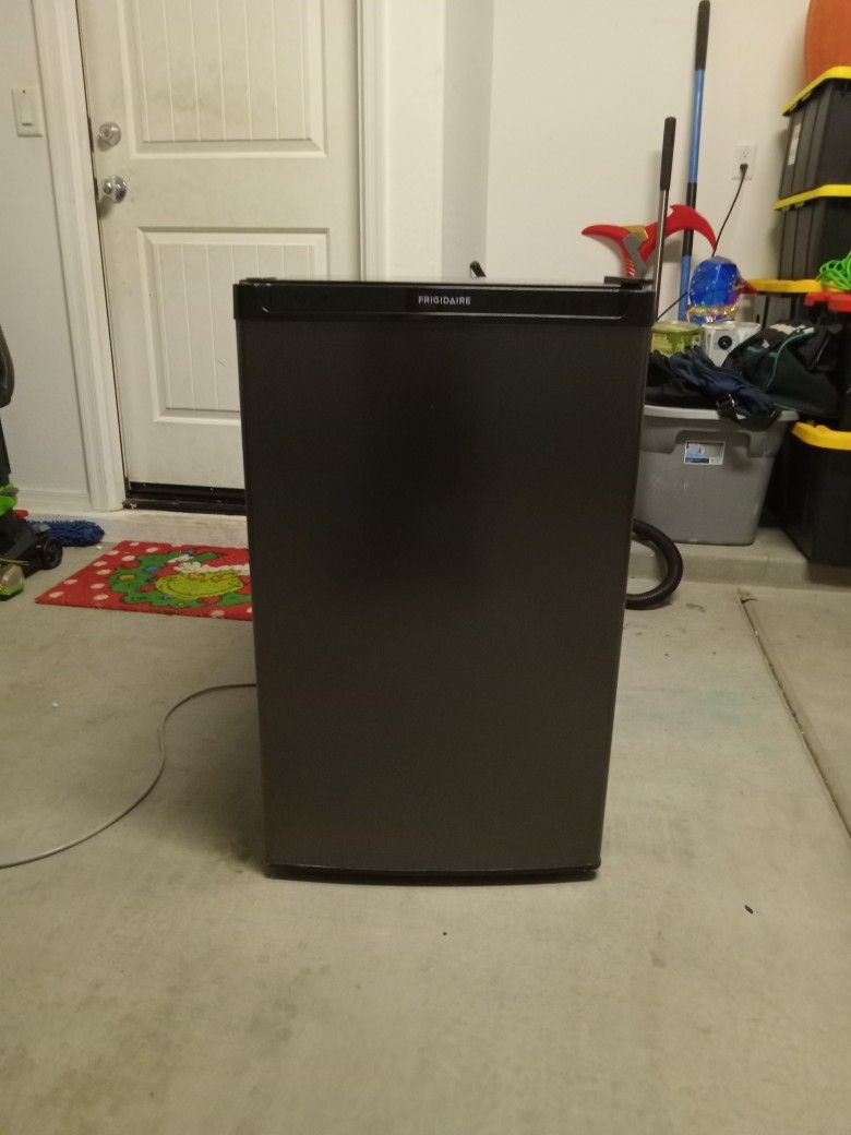 Fridgeair Mini Fridge for Sale in Buckeye, AZ - OfferUp