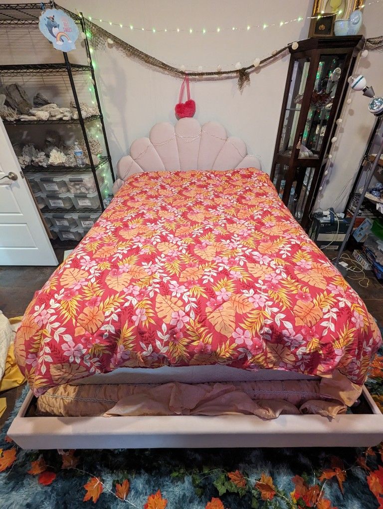 Pink Queen Seashell Bed Frame for Sale in Helotes, TX - OfferUp