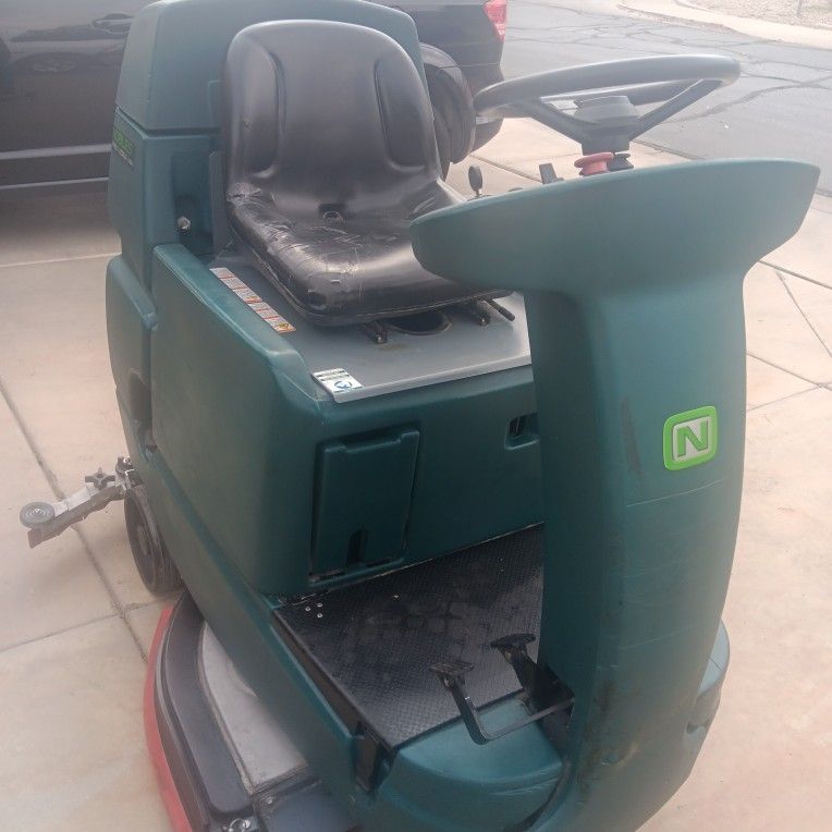 TENNANT /NOBLES T7 RIDER FLOOR SCRUBBER MACHINE for Sale in El Mirage ...