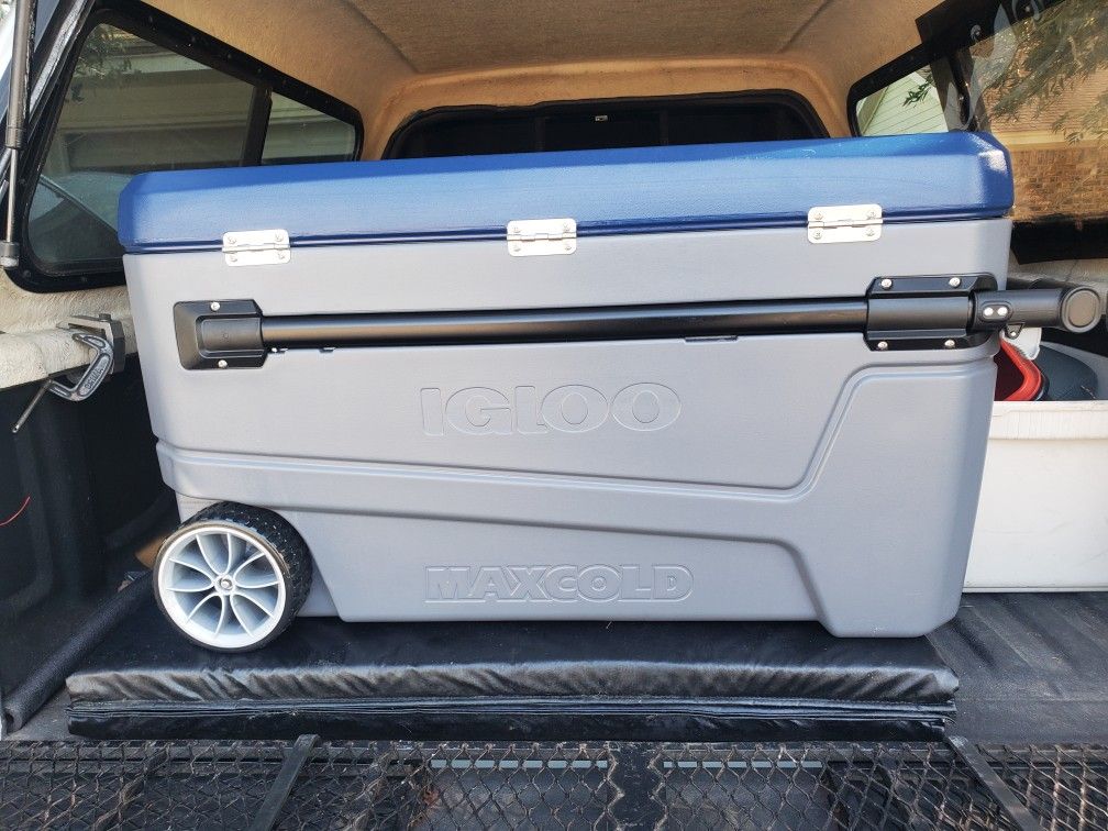IGLOO maxcold, Sunset Glide 110 Qt. with wheels. for Sale in Houston ...