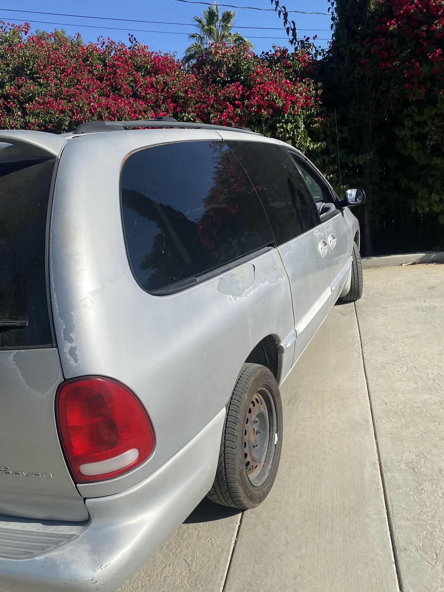 2000 Dodge Grand Caravan for Sale in Corona, CA - OfferUp