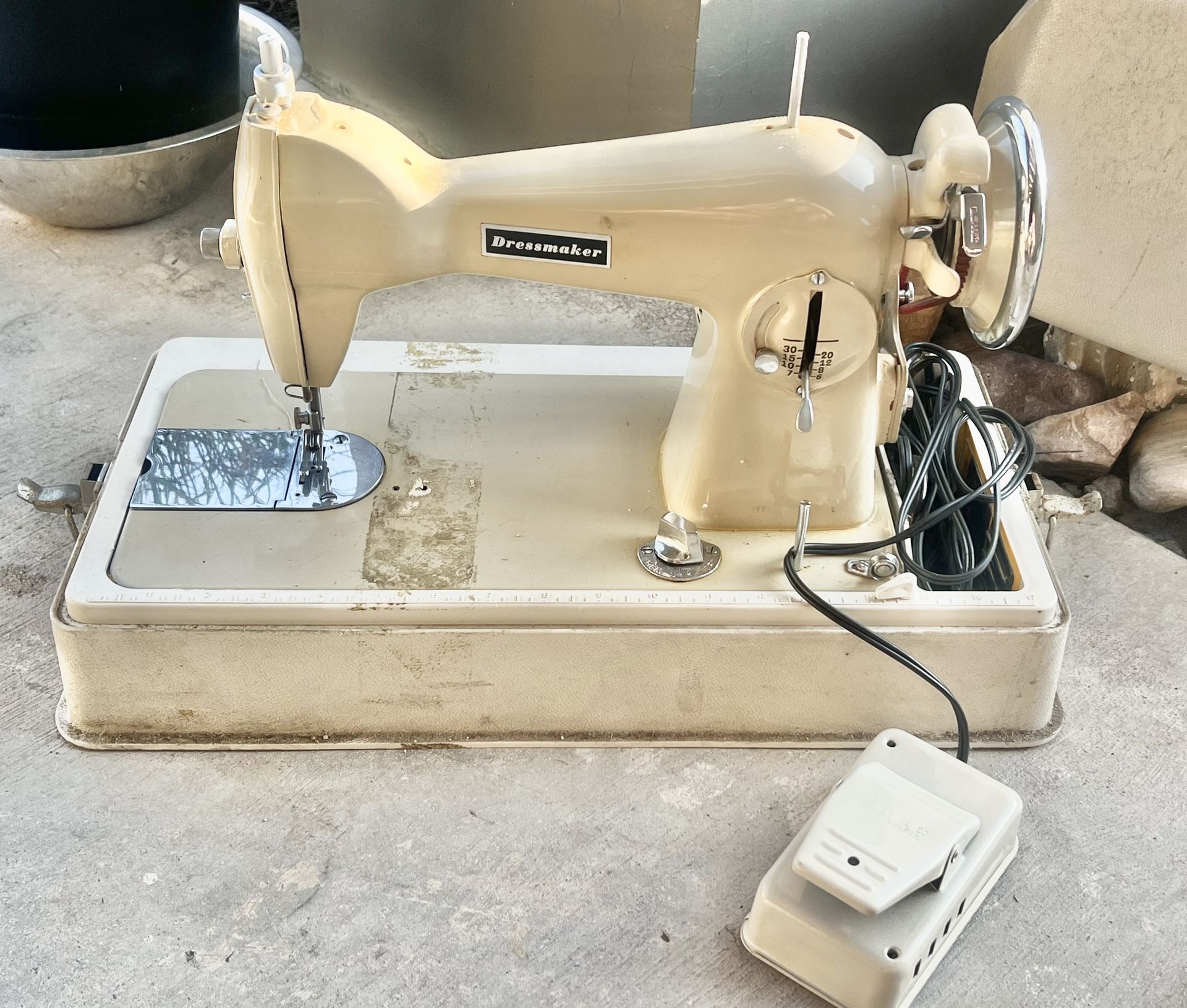 Dressmaker Sewing Machine Vintage for Sale in Fullerton, CA - OfferUp