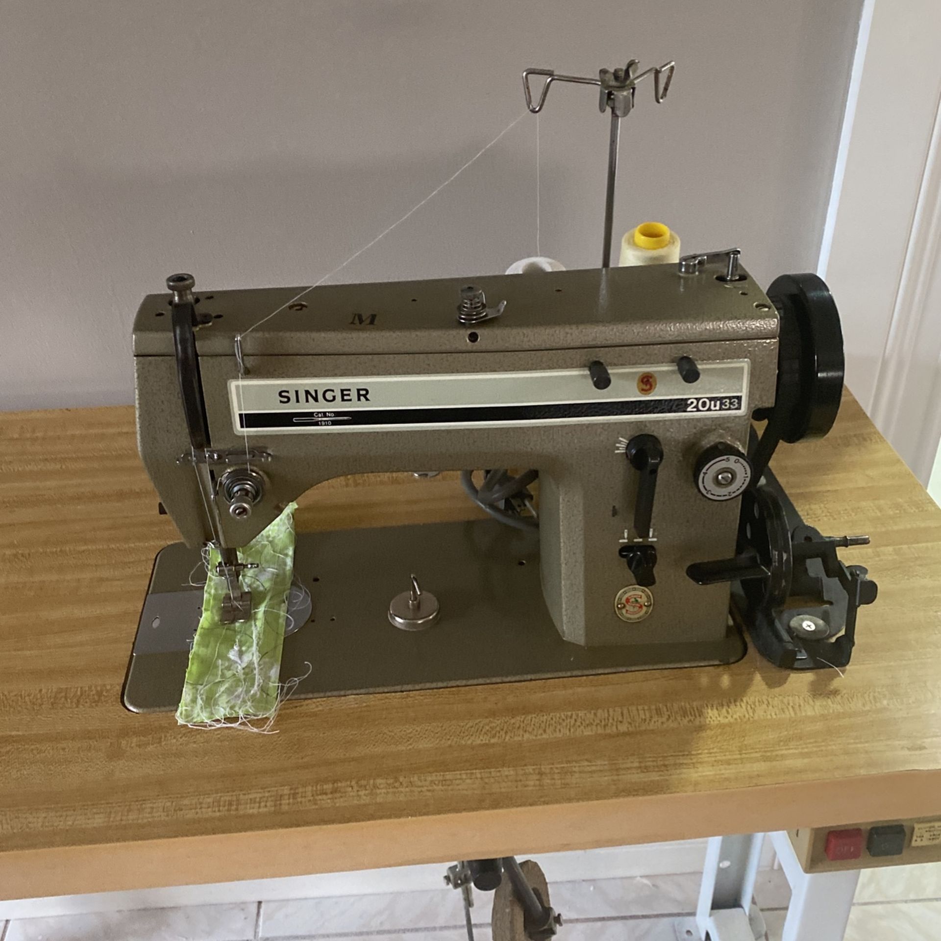 Singer 20u33 Pro Sewing Machine for Sale in Miami, FL - OfferUp
