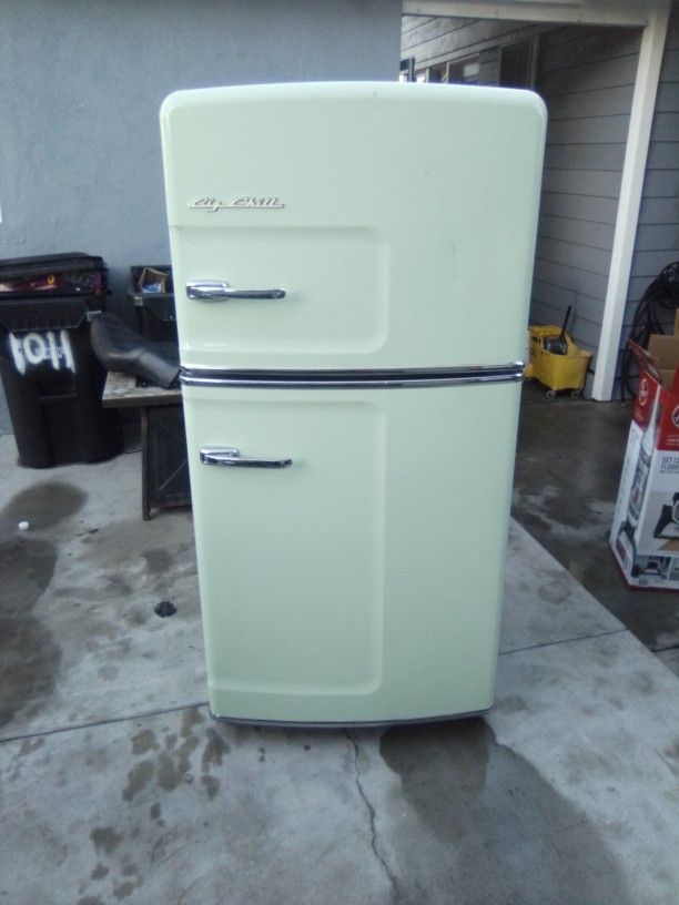 Big Chill Antique Retro Refrigerator for Sale in San Pedro, CA - OfferUp