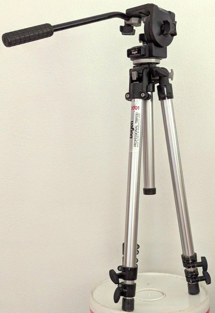 Bogen 3001 Professional Tripod for Sale in Boca Raton, FL - OfferUp
