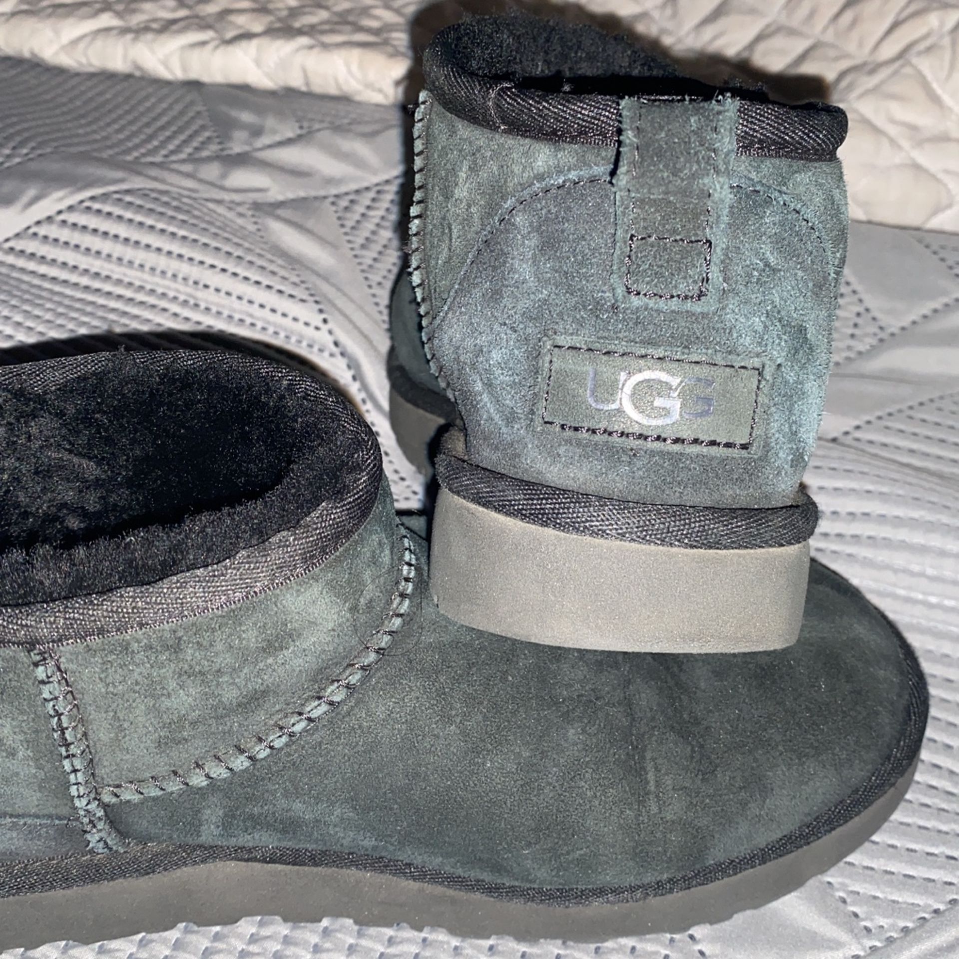 Uggs Size 8 for Sale in Wildomar, CA - OfferUp
