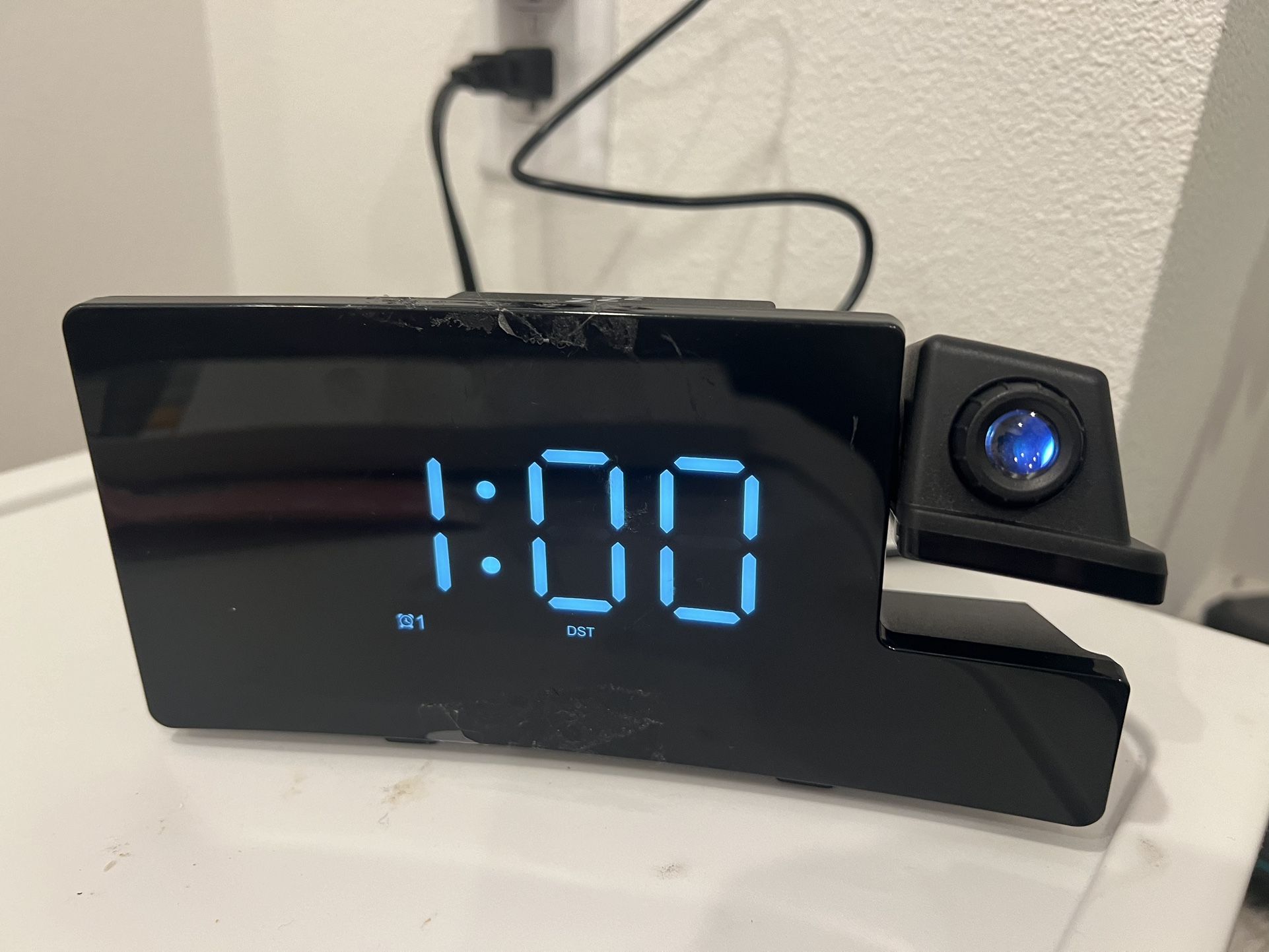 Amazon Basics Projection Alarm Clock with Large LED Display, 180° Rotation, FM Radio, USB ...