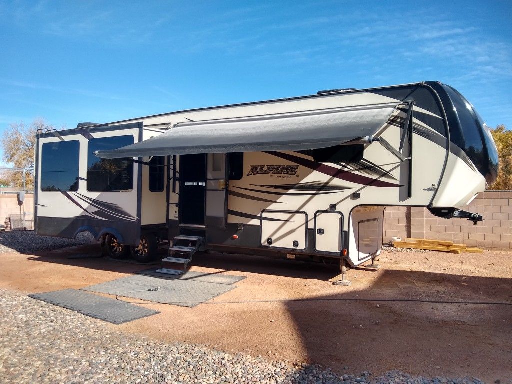 2017 Keystone Alpine 3470 for Sale in Las Vegas, NV - OfferUp