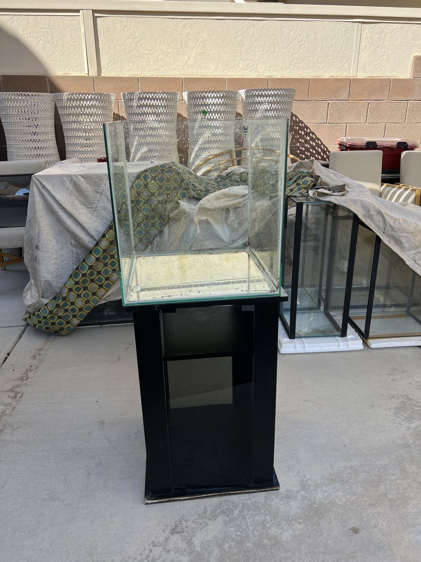 TANK AND STAND, 25 Gallon Cube for Sale in Las Vegas, NV - OfferUp