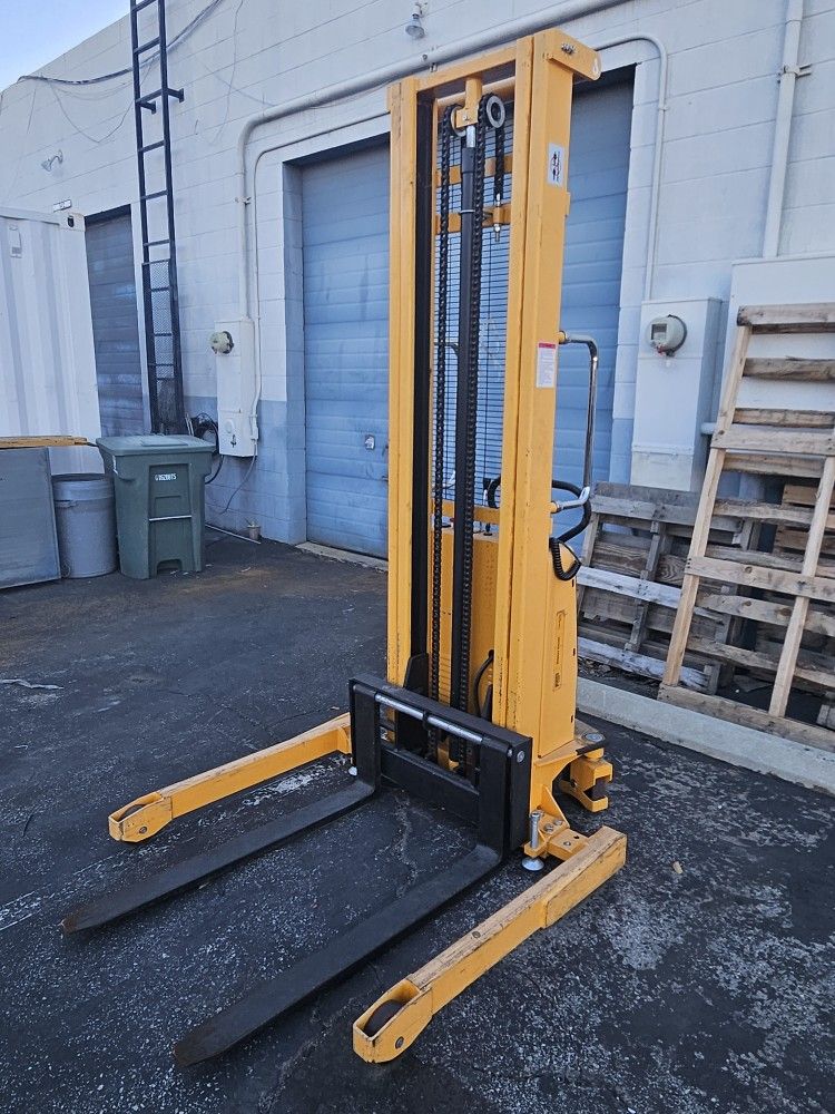 Electric Straddle Stacker Uline H-5440 for Sale in Los Angeles, CA ...