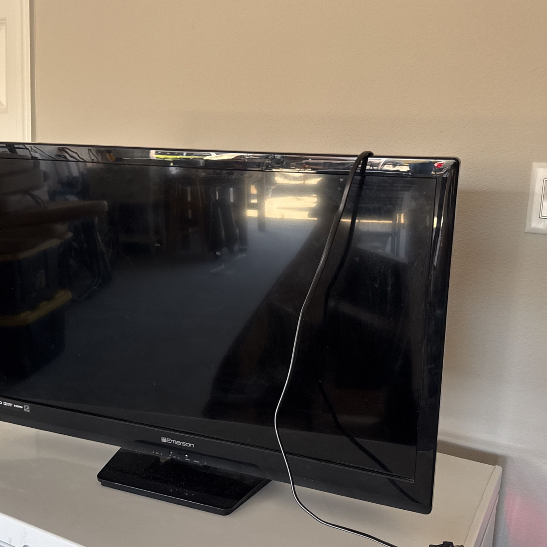 Emerson 35in Flat Screen TV for Sale in Callaway, FL - OfferUp
