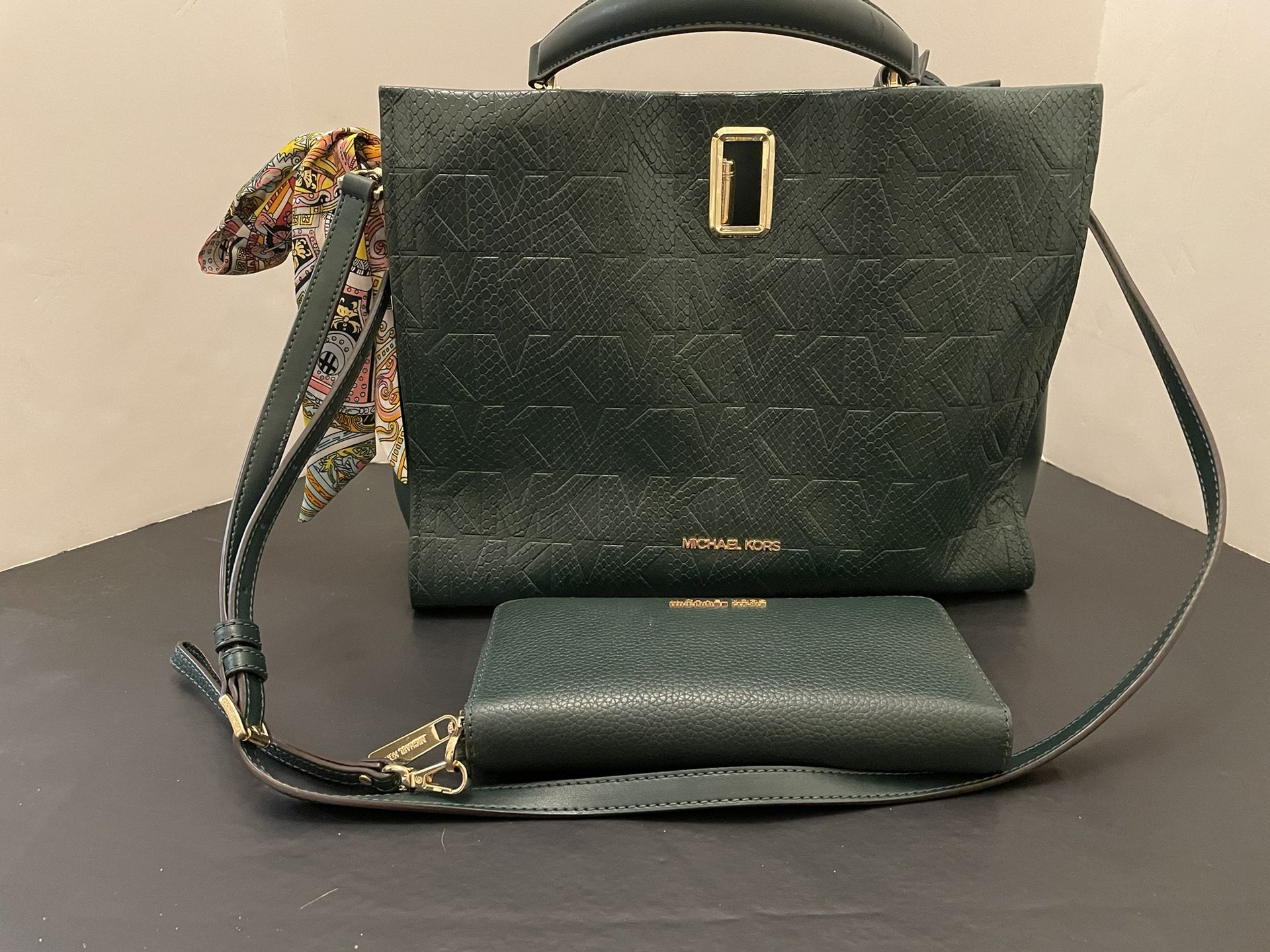 Michael Kors Purse And Matching Wallet for Sale in Sun City, AZ - OfferUp