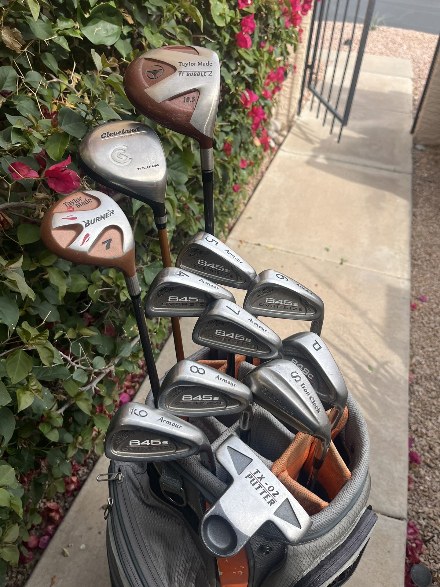 Men’s golf club set with a Nike golf bag - TaylorMade, Cleveland, Nike ...