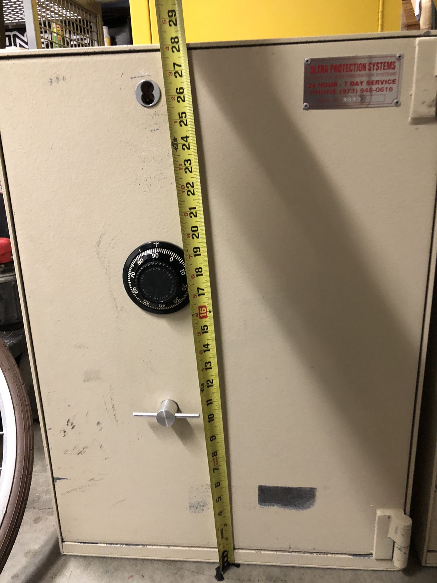 Cash safe with daylock (key to open once combination and bolts are ...