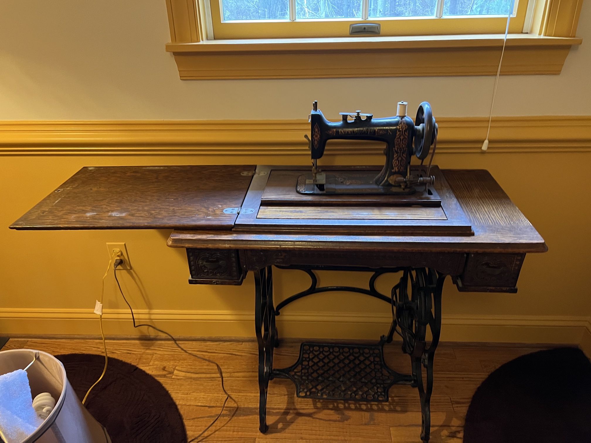 Knickerbocker Antique Sewing Machine for Sale in Hereford, MD - OfferUp