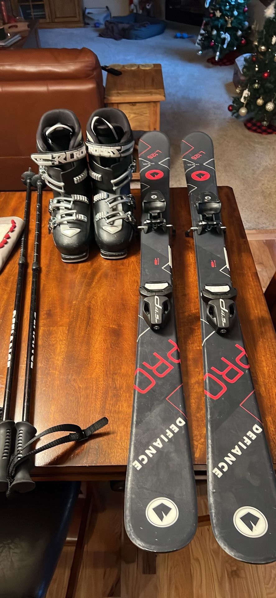 Defiance Youth Adjustable Ski Package for Sale in Marysville, WA - OfferUp