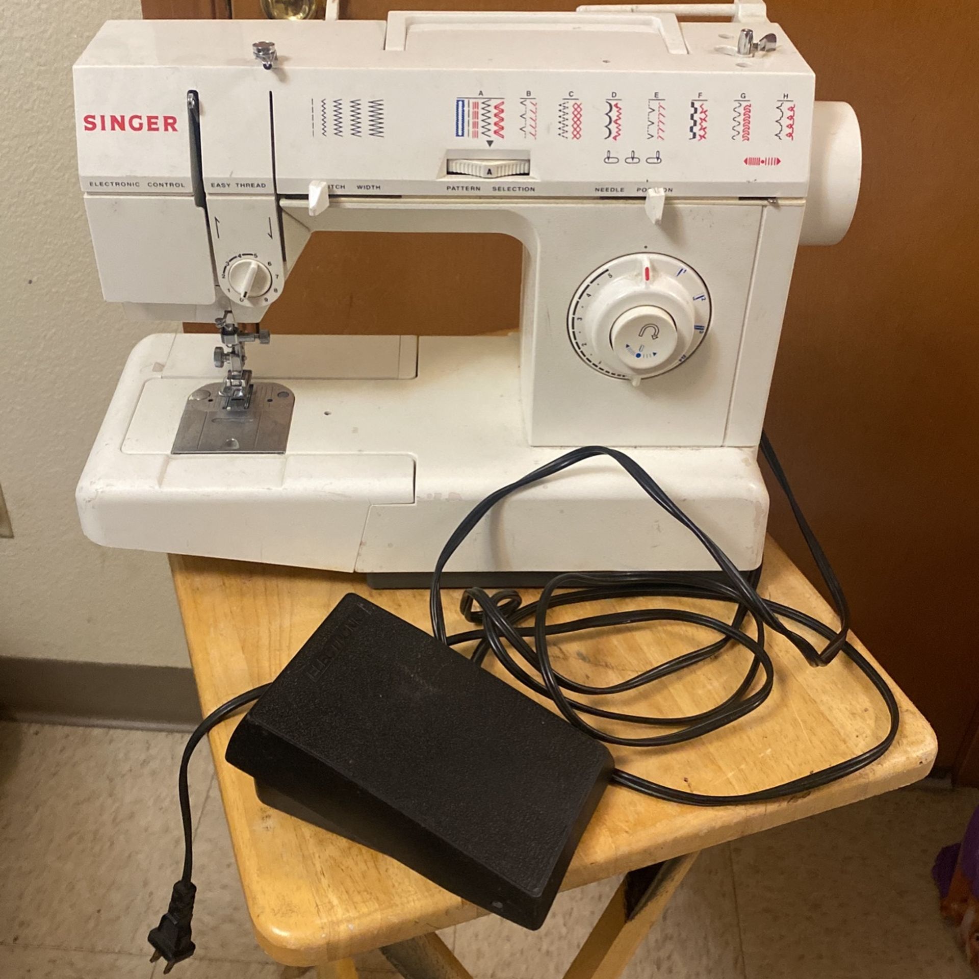Singer Sewing Machine Model 5838C With Accessories Foot Pedal Manual ...