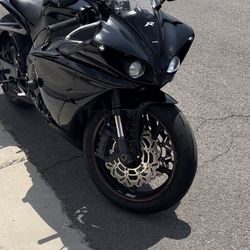 Yamaha R1 Crossplane Black