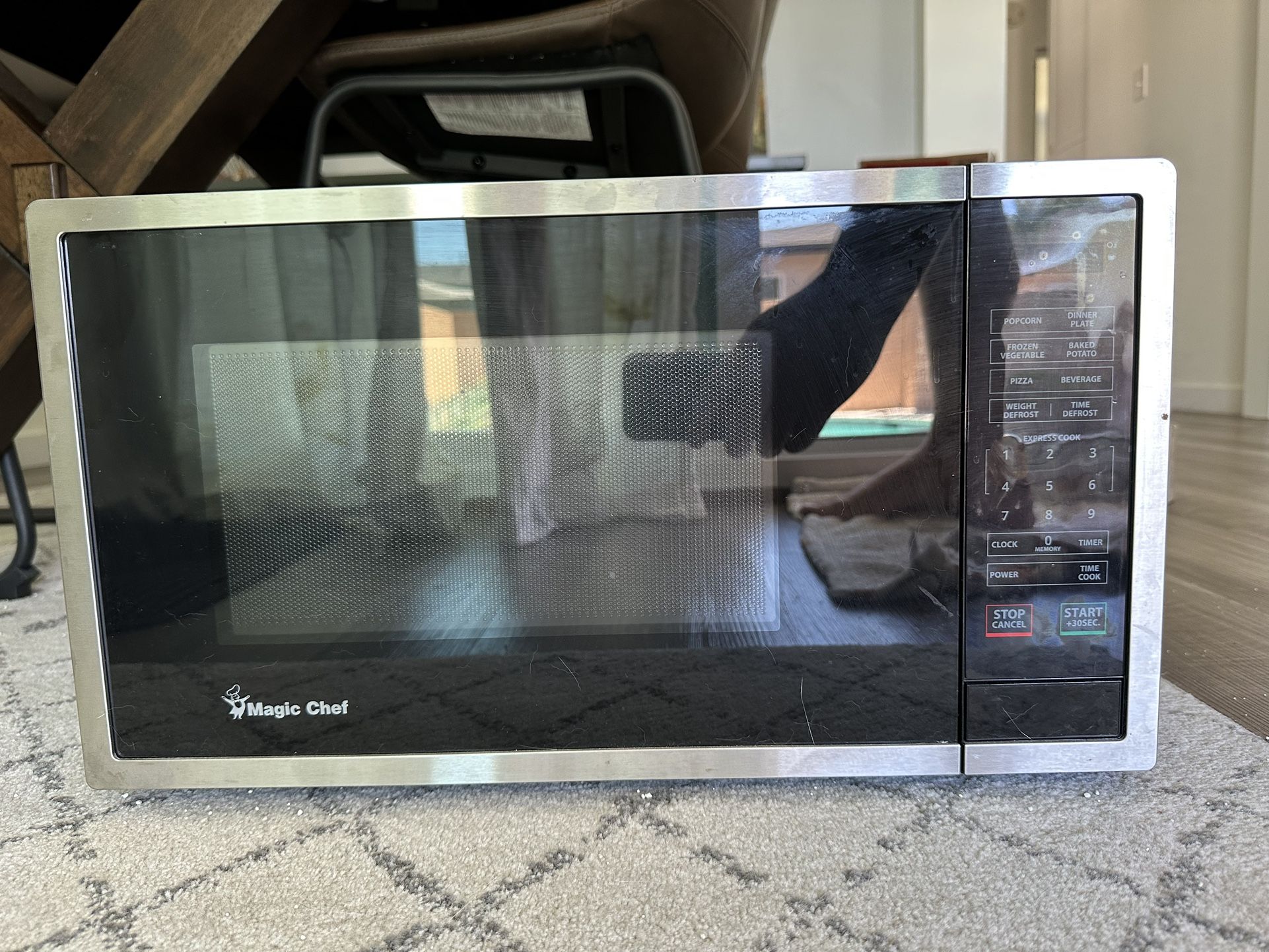 Magic Chef Microwave 0.9cu ft for Sale in Long Beach, CA - OfferUp