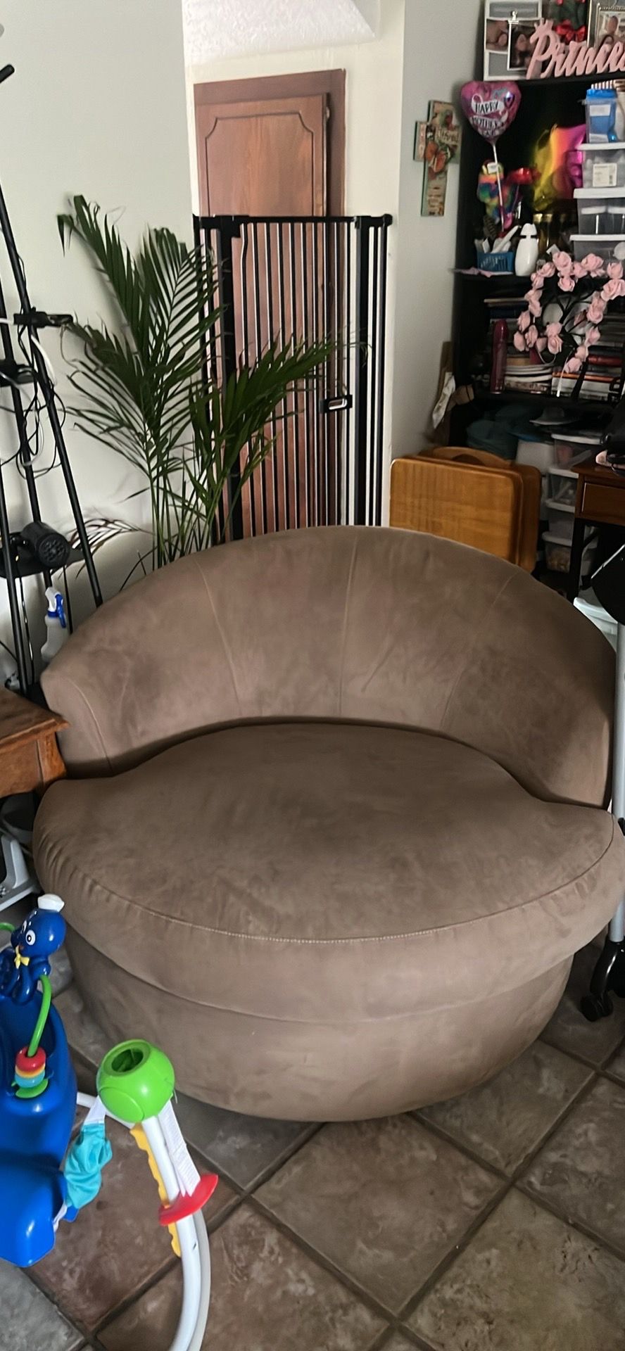 Round spinning chair for Sale in Norman, OK - OfferUp