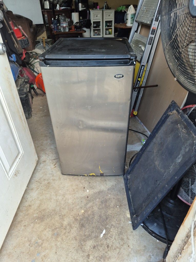 Mini Fridge $50 OBO for Sale in Carlsbad, CA - OfferUp