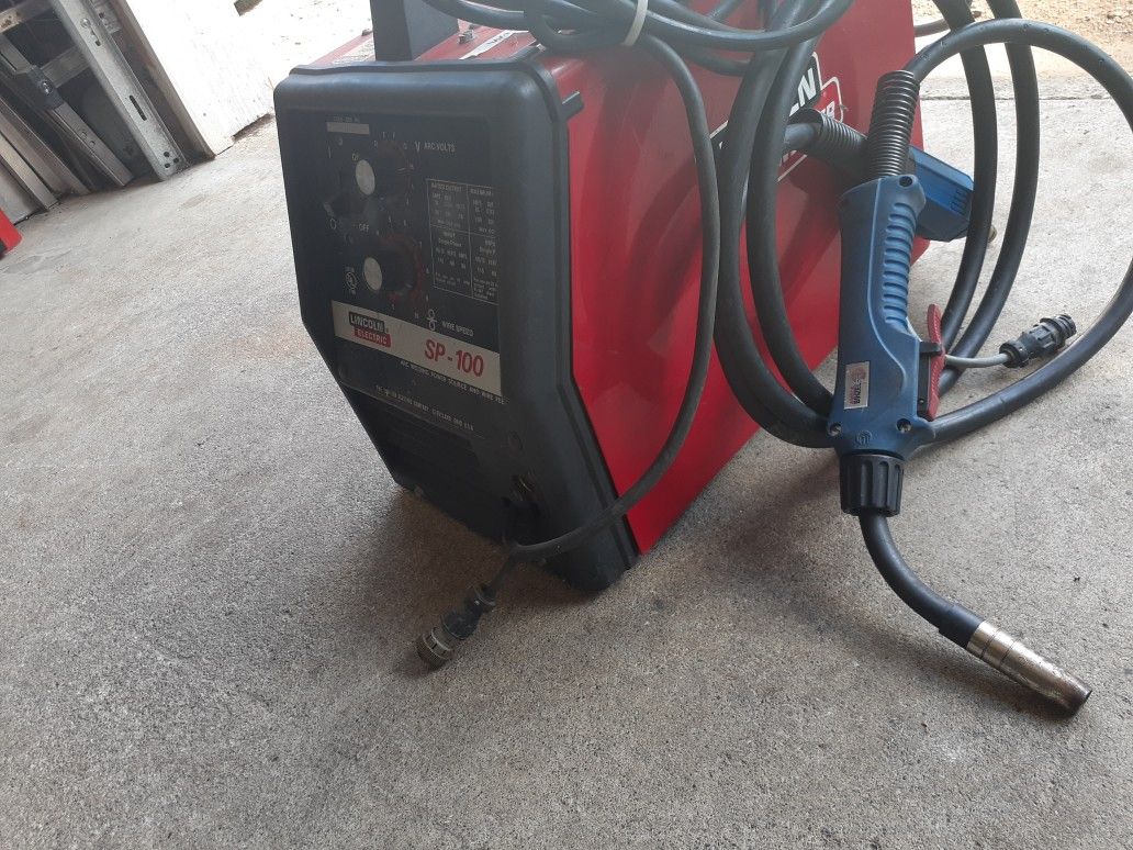Lincoln wire feed welder 110 plug in for Sale in Snohomish, WA - OfferUp