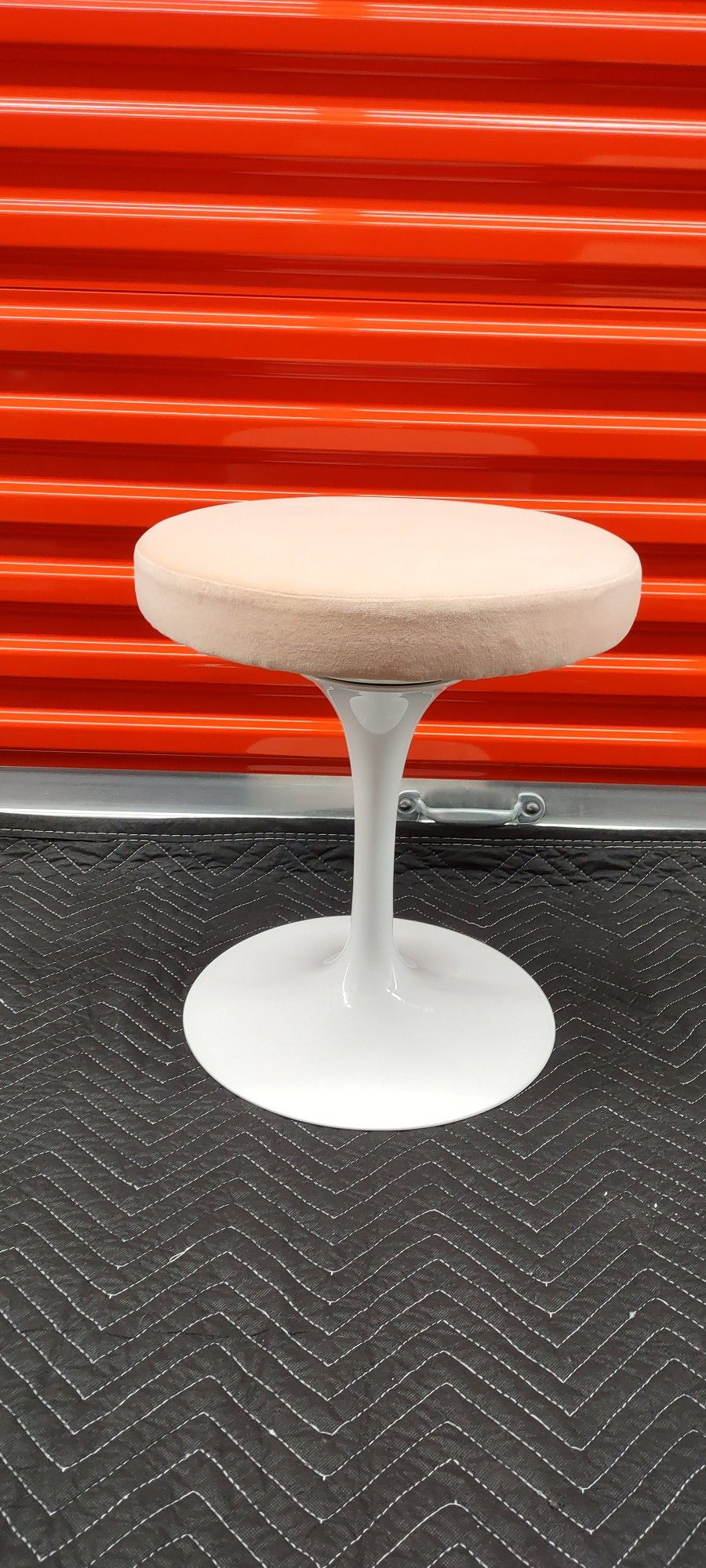 Knoll Tulip Stool by Eero Saarinen - Excellent Condition for Sale in ...