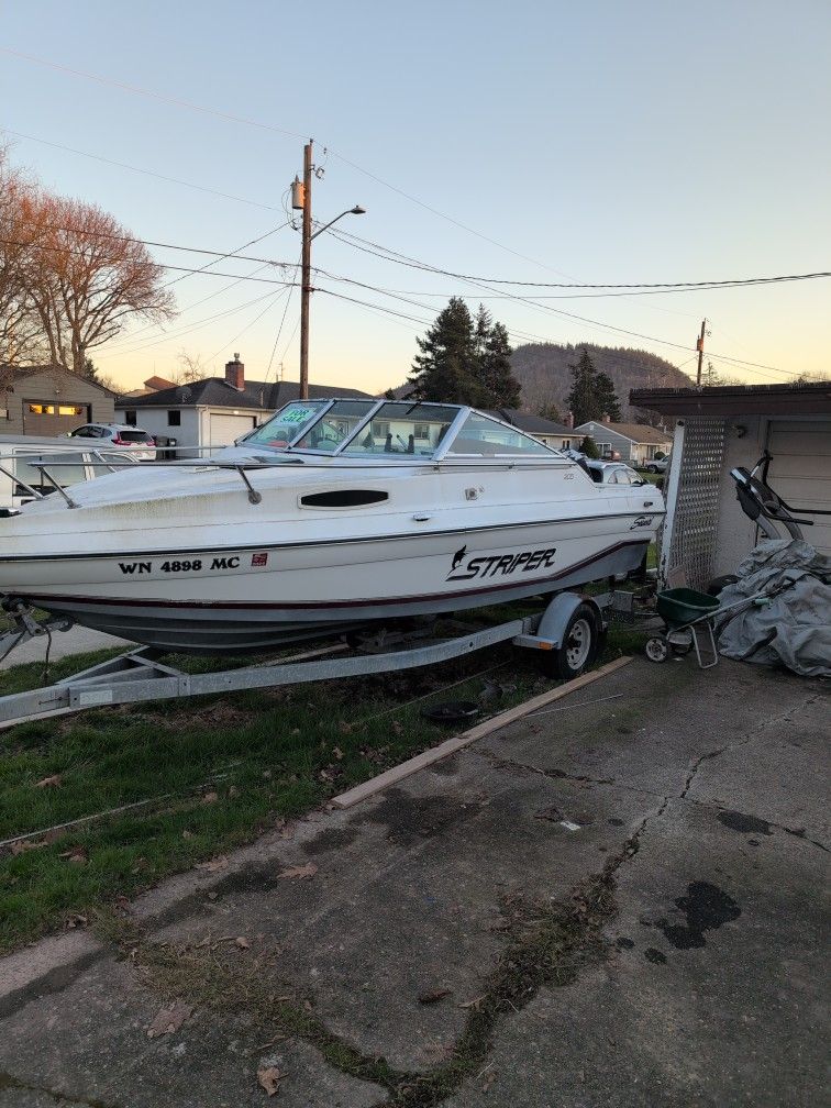 Seaswirl Runabout With Enclosed Cabin Sleeper. for Sale in Mount Vernon ...