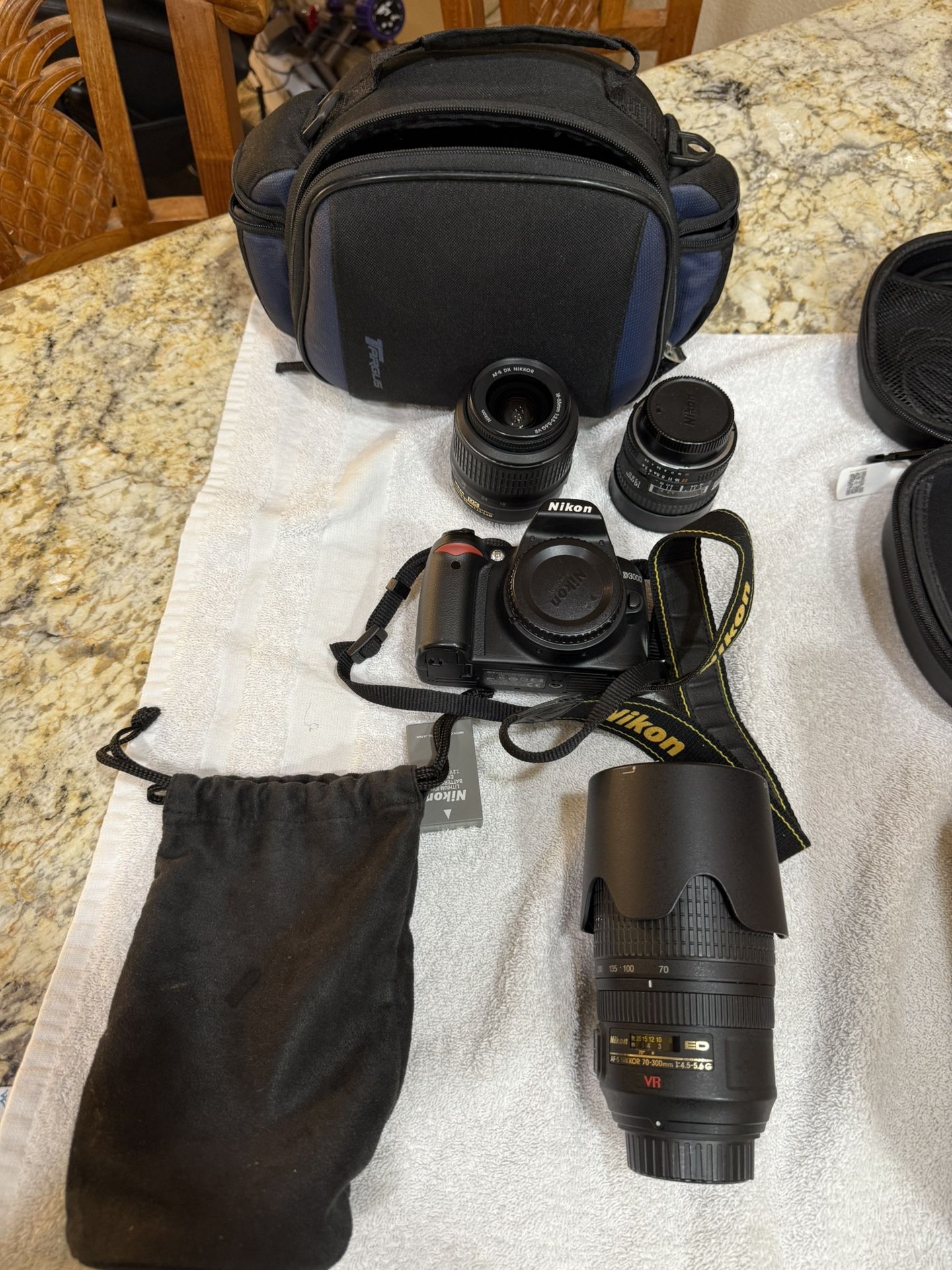 Nikon Camera With Three Lenses for Sale in Mililani, Hawaii - OfferUp