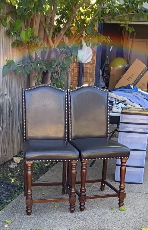 2 Gently Used Brown Dining Chairs for Sale in Mesquite, TX - OfferUp