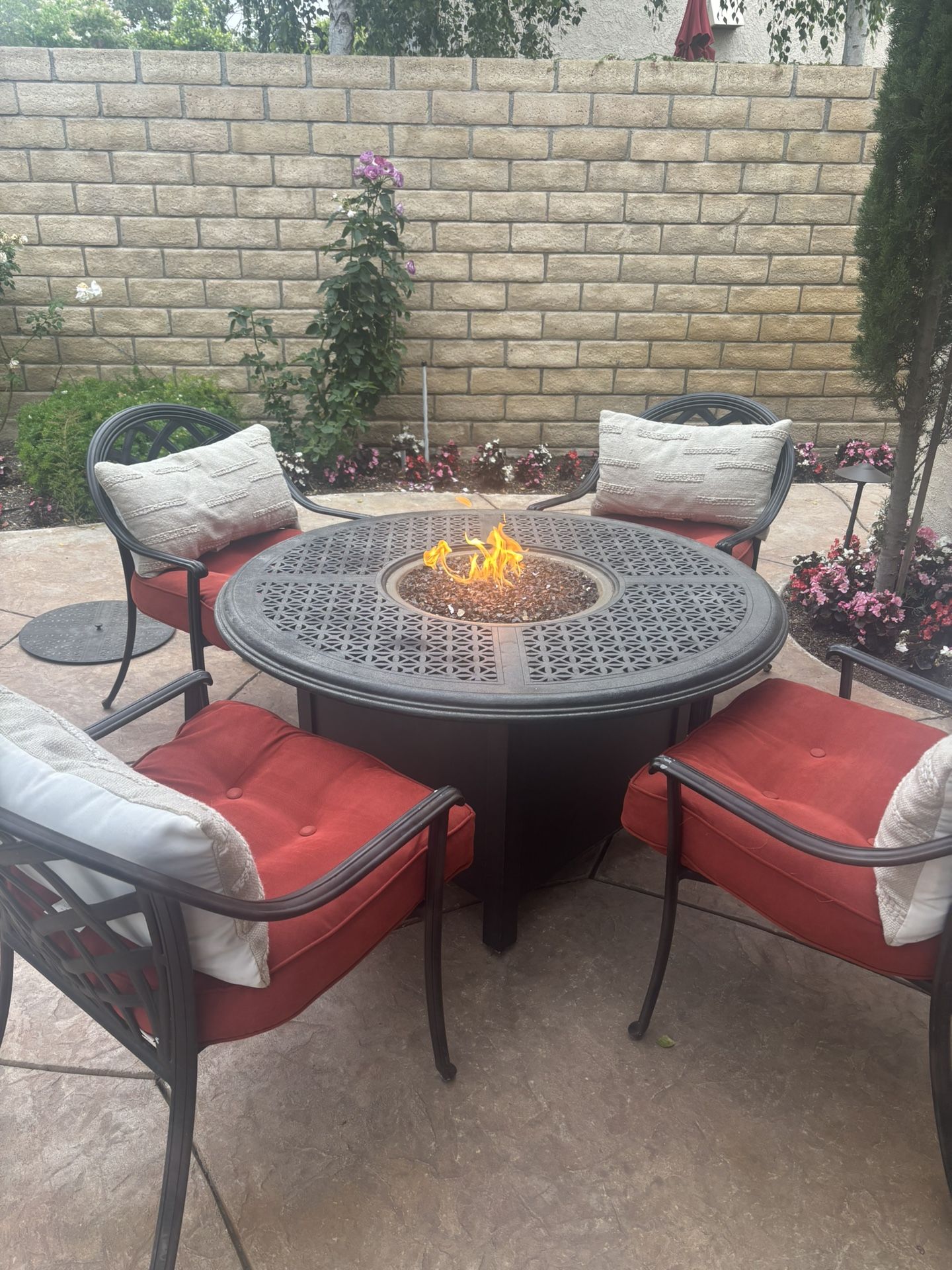 Patio World Fire Pit & Chairs for Sale in Thousand Oaks, CA - OfferUp