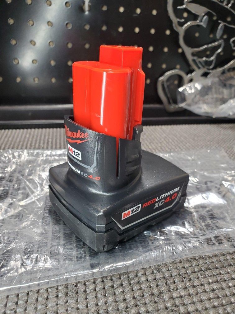 Milwaukee M12 Lithium Ion 4ah Battery...NEW_NUEVO $55 PRECIO FIJO_FIRM ...