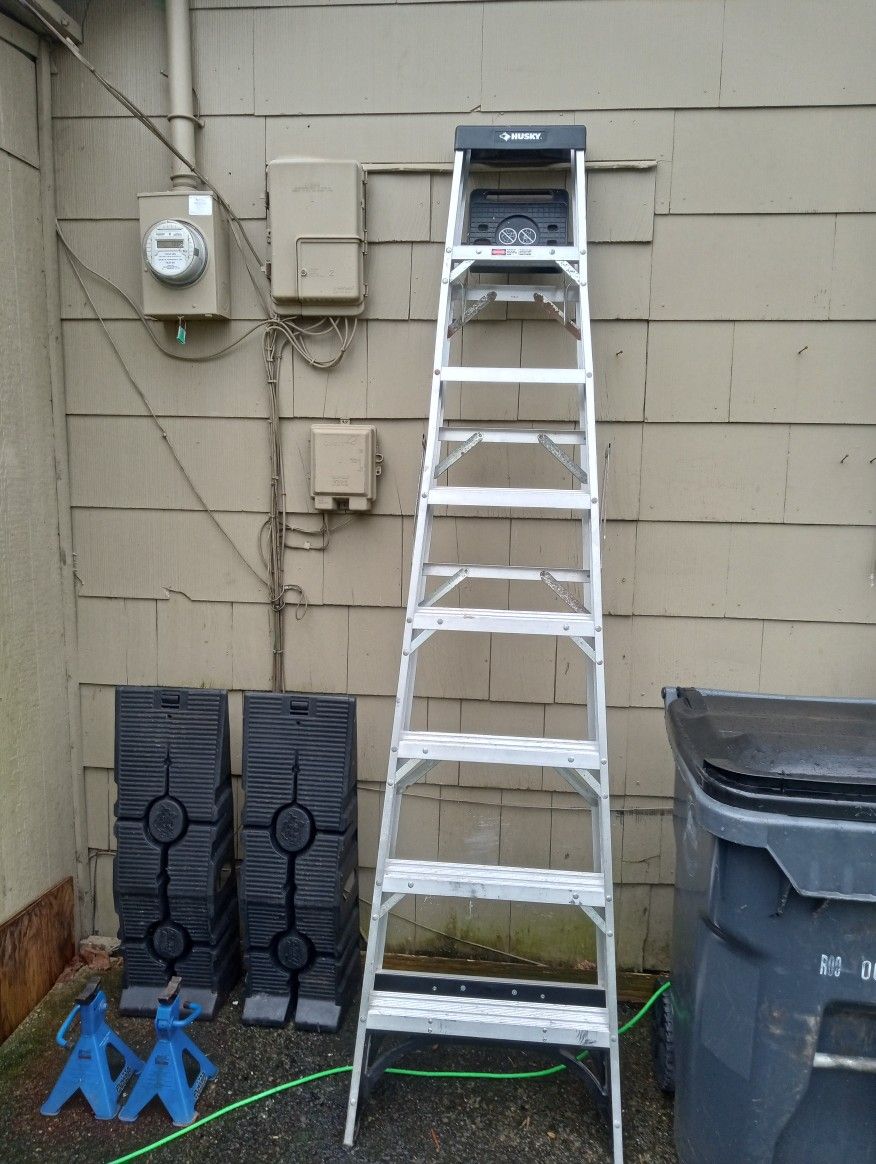 8 Ft Husky Aluminum Ladder for Sale in Grays Harbor County, WA - OfferUp