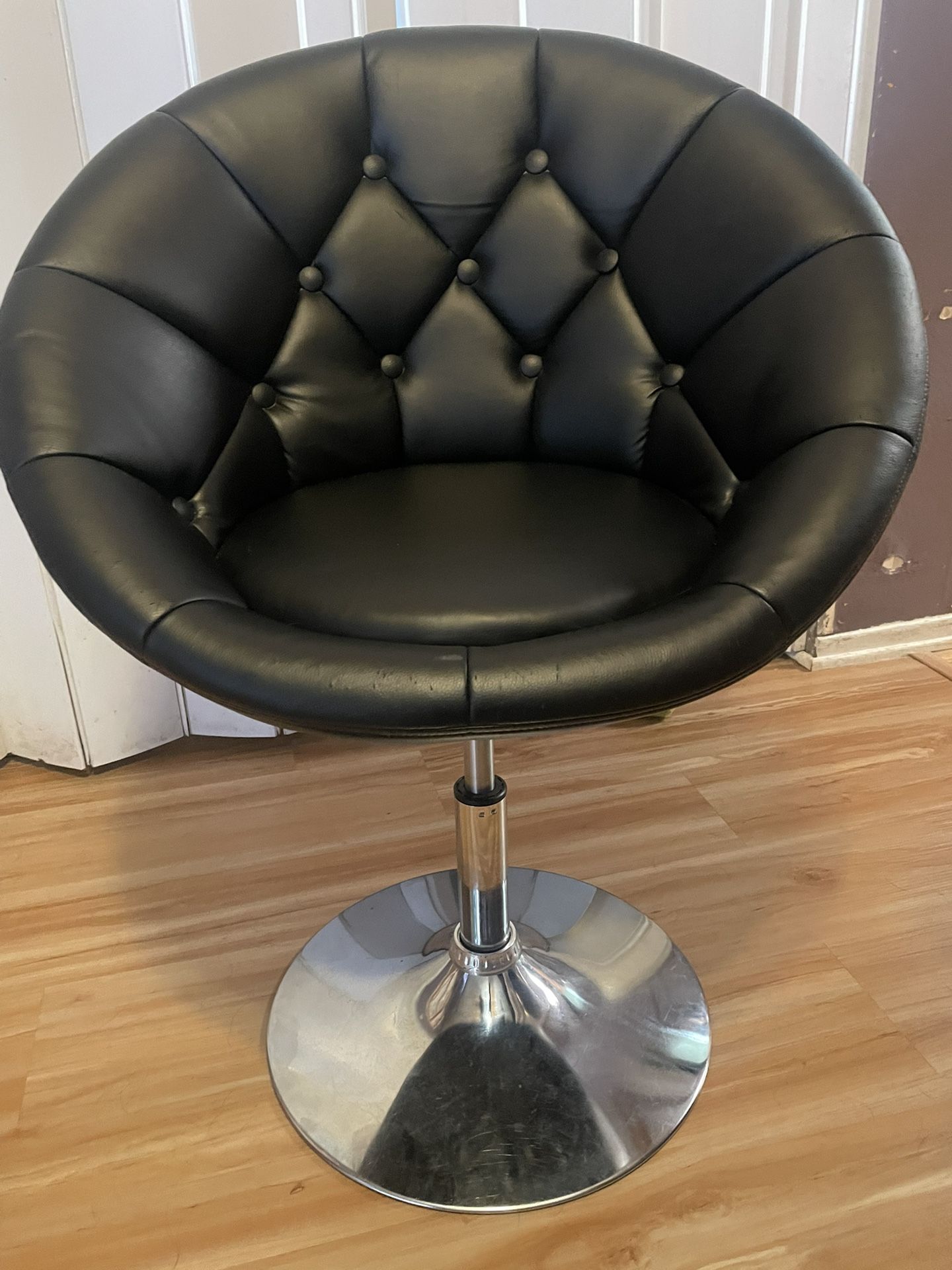 Round Tufted Vanity Chair for Sale in Lakewood, CA - OfferUp