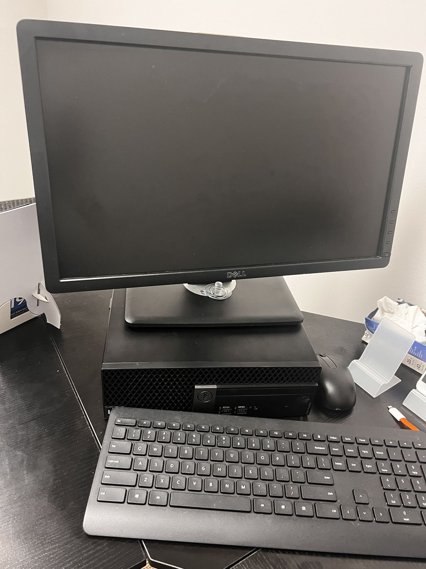 Desktop Plus 22inch Monitor with Wireless Keyboard & Mouse for Sale in ...