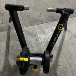 CycleOps Magnus Smart Trainer for Sale in Redmond, WA - OfferUp