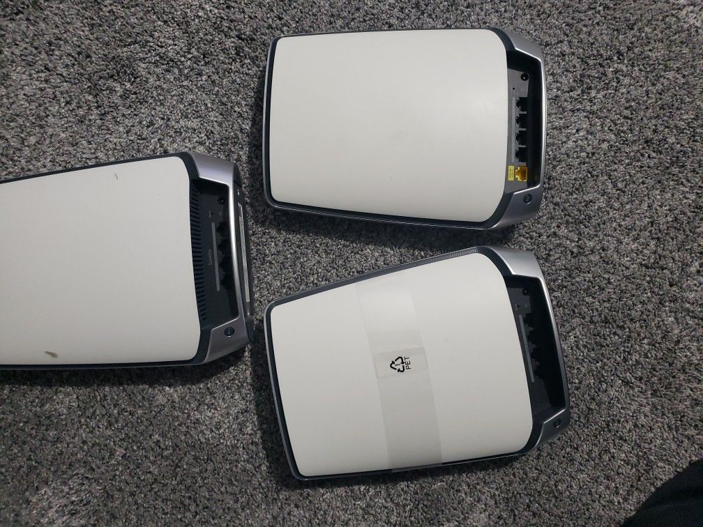 ORBI RBR850 ROUTER &2 SATELLITES for Sale in Chicago, IL - OfferUp