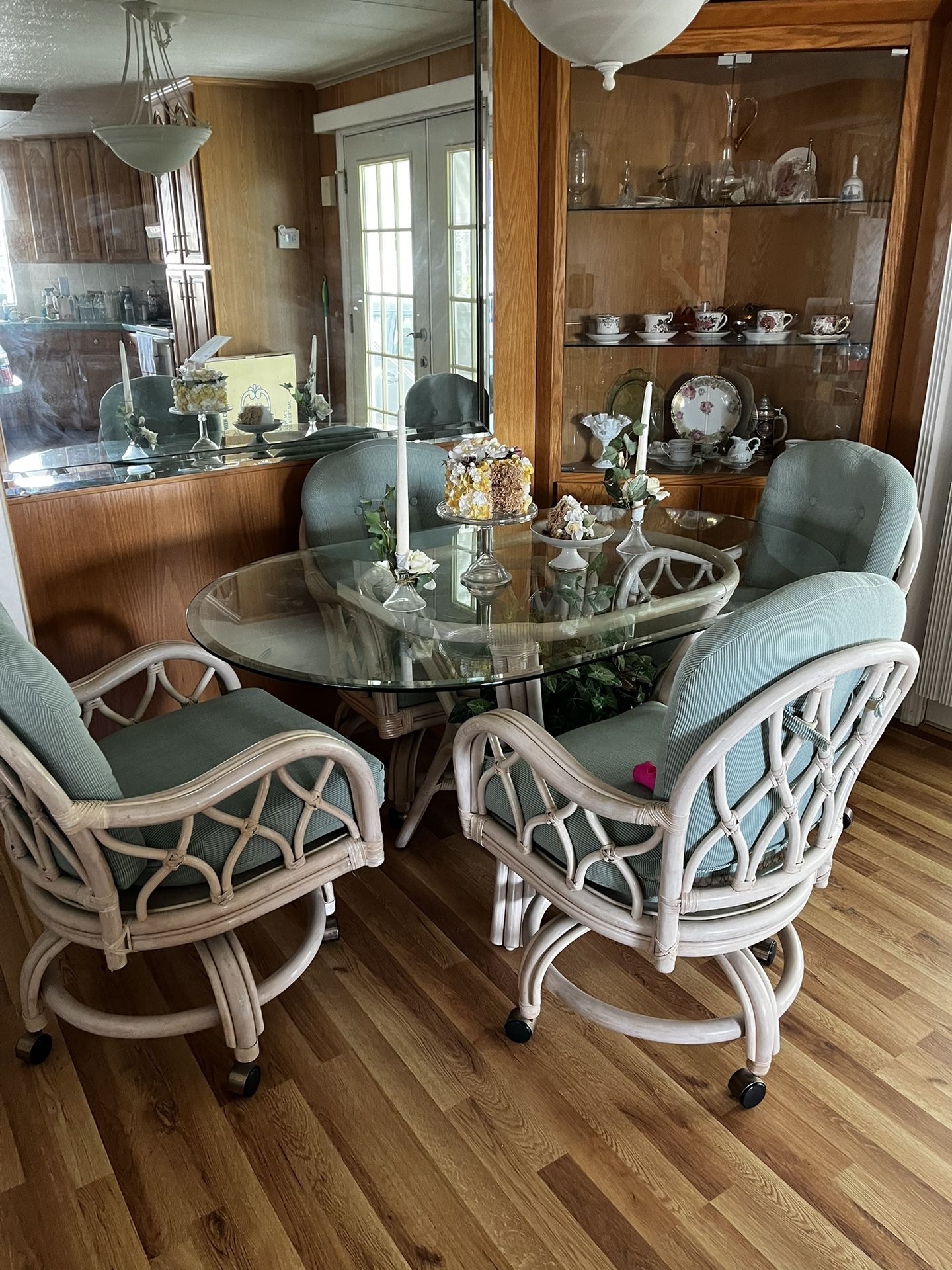 Dining Room Table And 4 Rolling Chairs for Sale in Hudson, FL - OfferUp