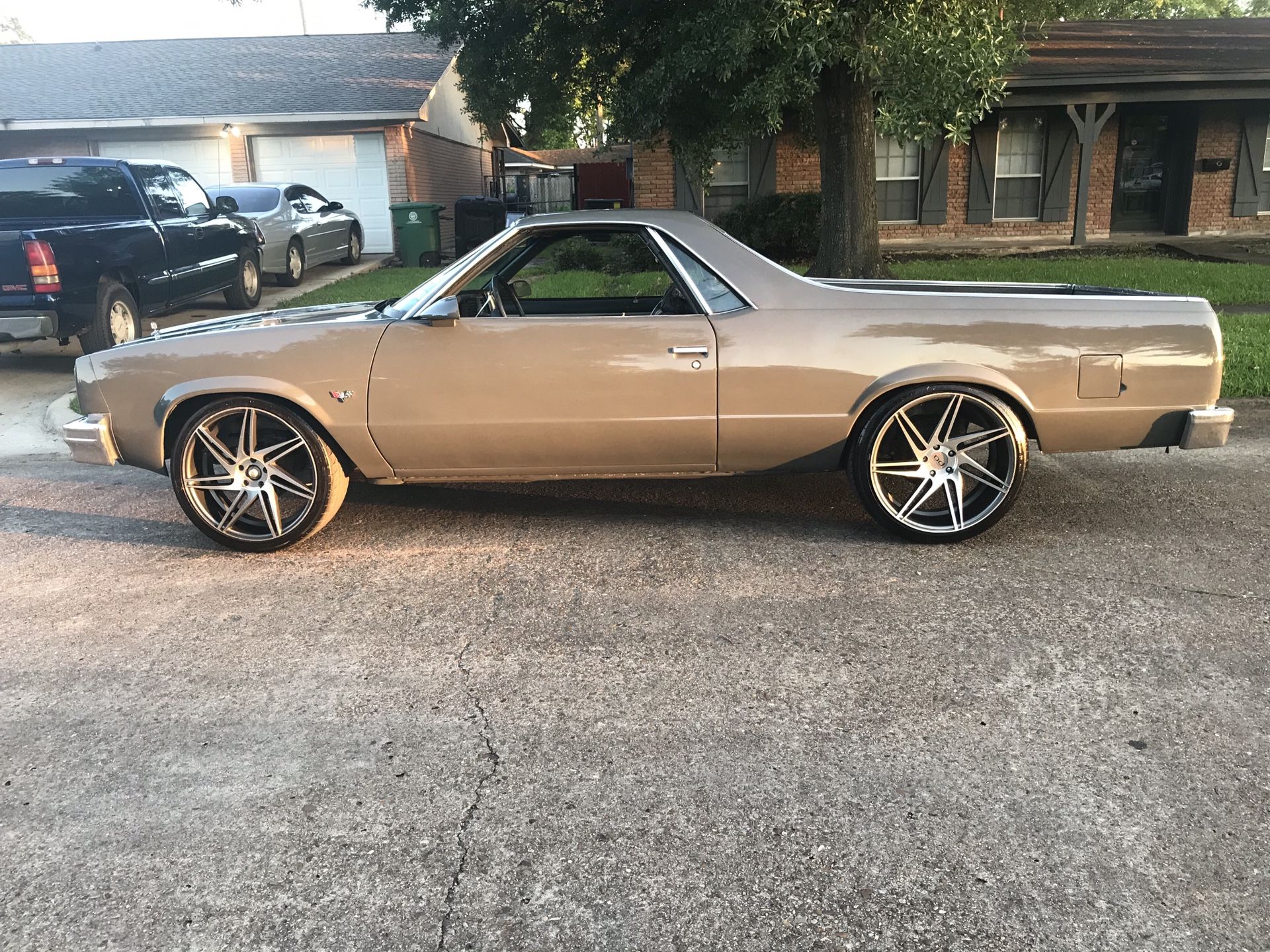 Staggered 22s 5x120 bolt pattern g body for Sale in Houston, TX - OfferUp
