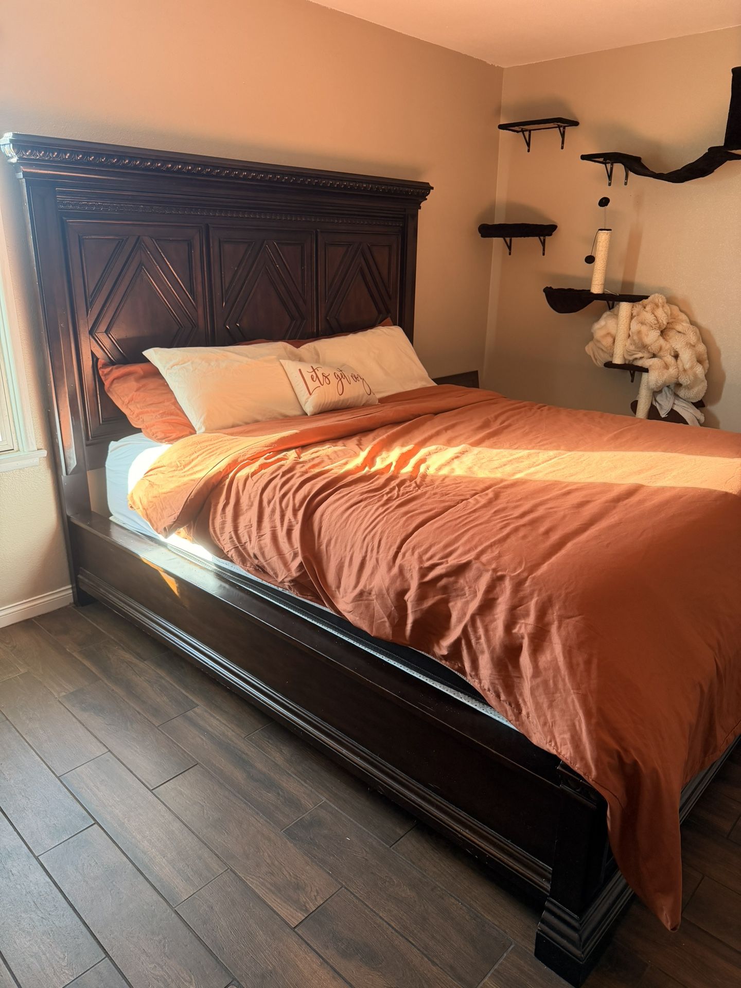 Solid Wood Cal King Bedroom Set for Sale in Bloomington, CA - OfferUp